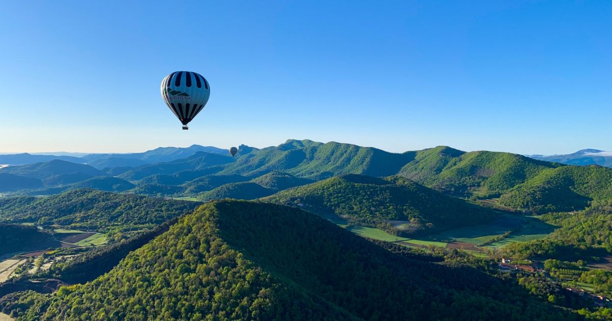 Balloon flight between volcanoes
